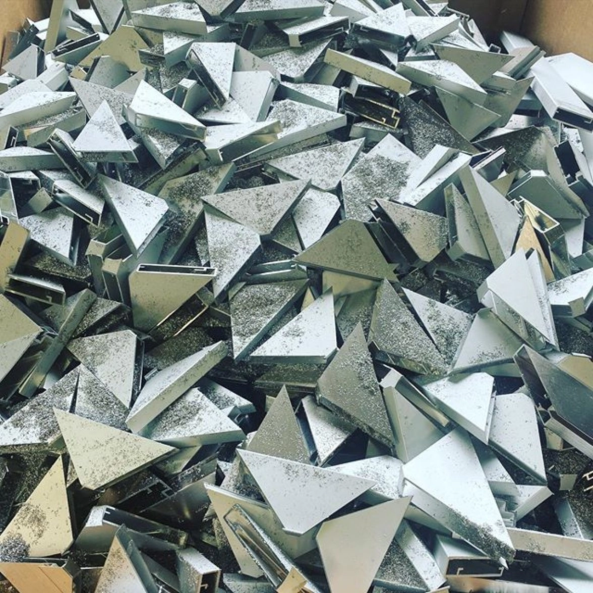 How Aluminum and Glass Outperform Traditional Materials in Modern Design